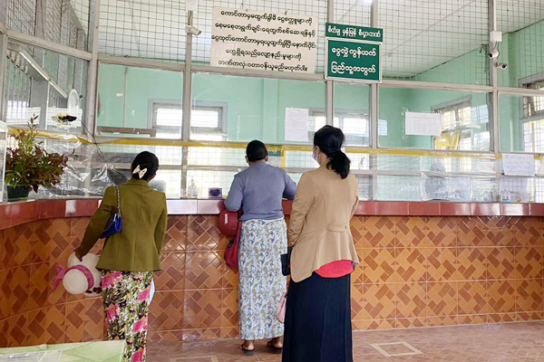 တန့်ယန်းမြို့နယ်တွင် အငြိမ်းစားဝန်ထမ်းများ၏ ပင်စင်လစာများ ထုတ်ပေးလျက်ရ